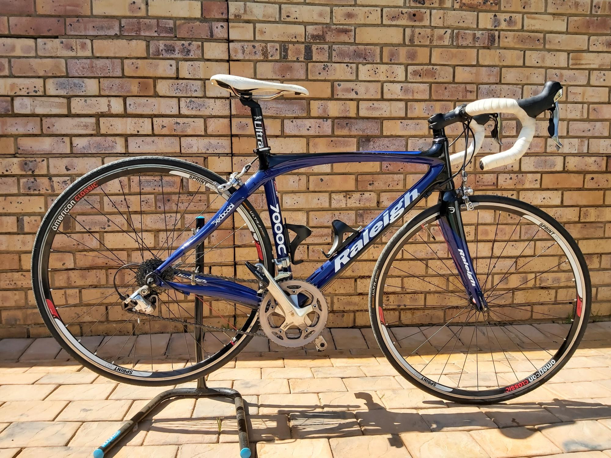 Full carbon Raleigh 7000C | Road Bikes | Bike Hub