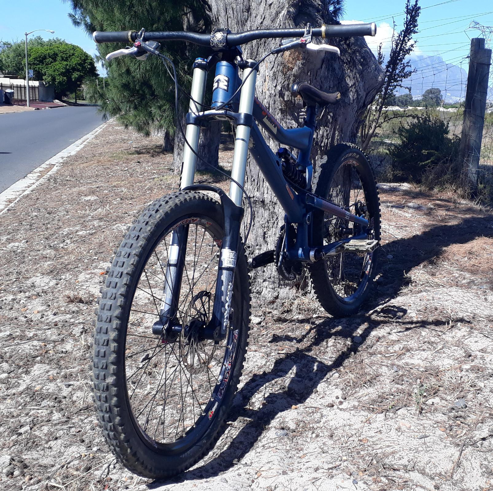 Mongoose BootR 2010 DH Mountain Bike | Downhill Bikes | Bike Hub