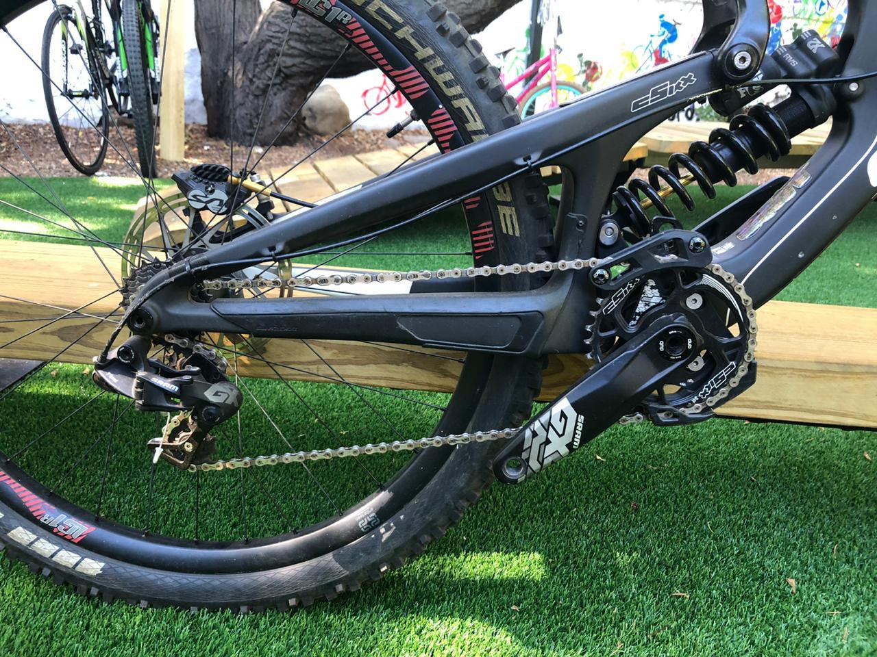 Santa Cruz V10 | Downhill Bikes | Bike Hub