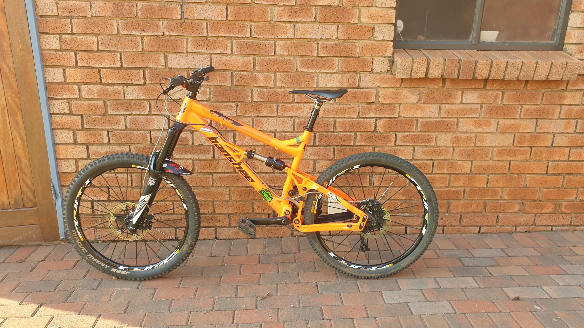 Banshee Rune | Dual Suspension Mountain Bikes | Bike Hub