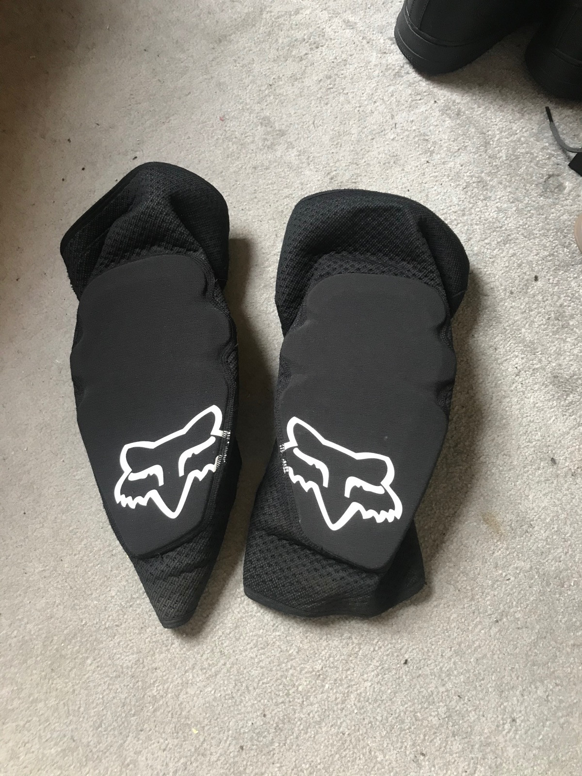 Fox Enduro Knee Pads | Protective Gear | Bike Hub