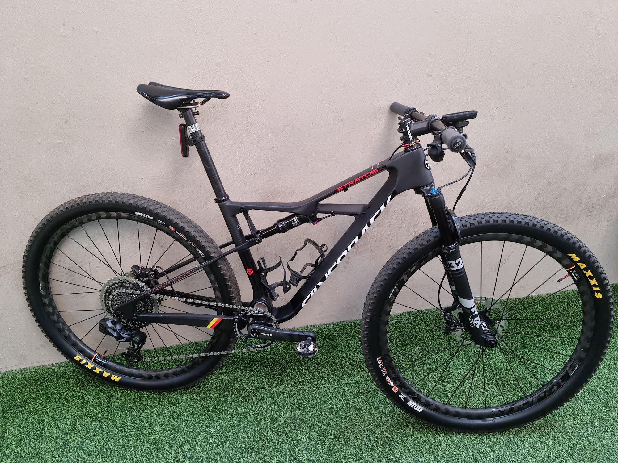 2020 Silverback Stratos CF1.0 | Dual Suspension Mountain Bikes | Bike Hub