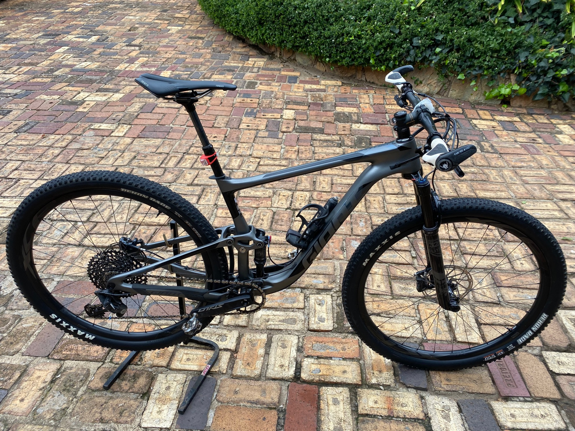 Giant Anthem Pro - Full Carbon - Excellent | Dual Suspension Mountain ...