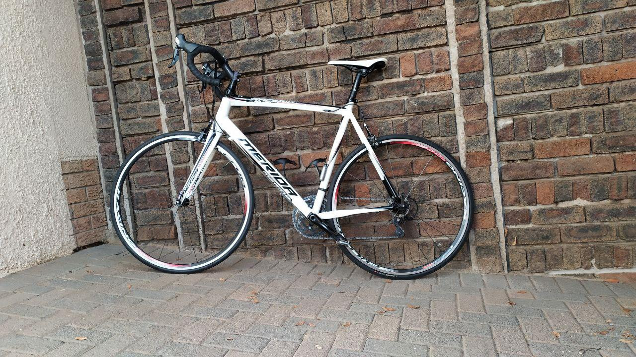 Merida Race Lite 904 Shimano 105 | Road Bikes | Bike Hub