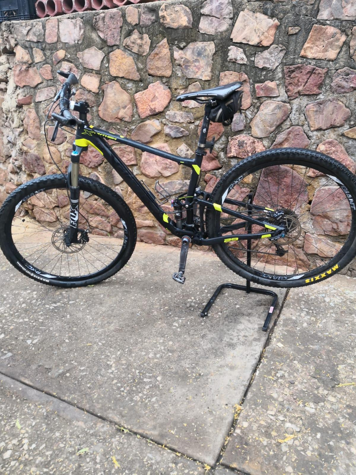 Giant Dual Shock Medium | Dual Suspension Mountain Bikes | Bike Hub
