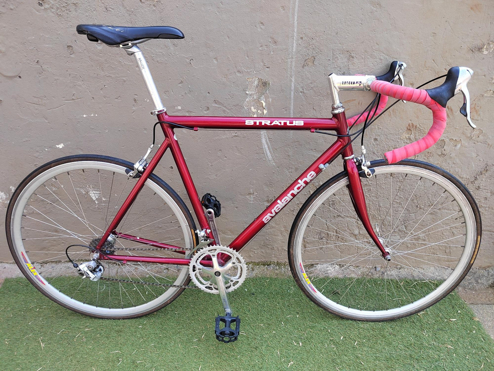 Avalanche Stratus | Road Bikes | Bike Hub