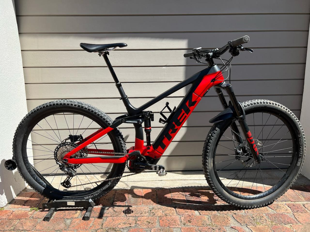 Trek Rail 9.8 2020 L | Dual Suspension Mountain E-Bikes | Bike Hub