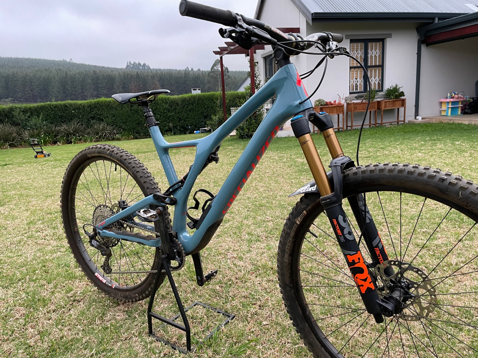 Specialized Stump Jumper | Dual Suspension Mountain Bikes | Bike Hub