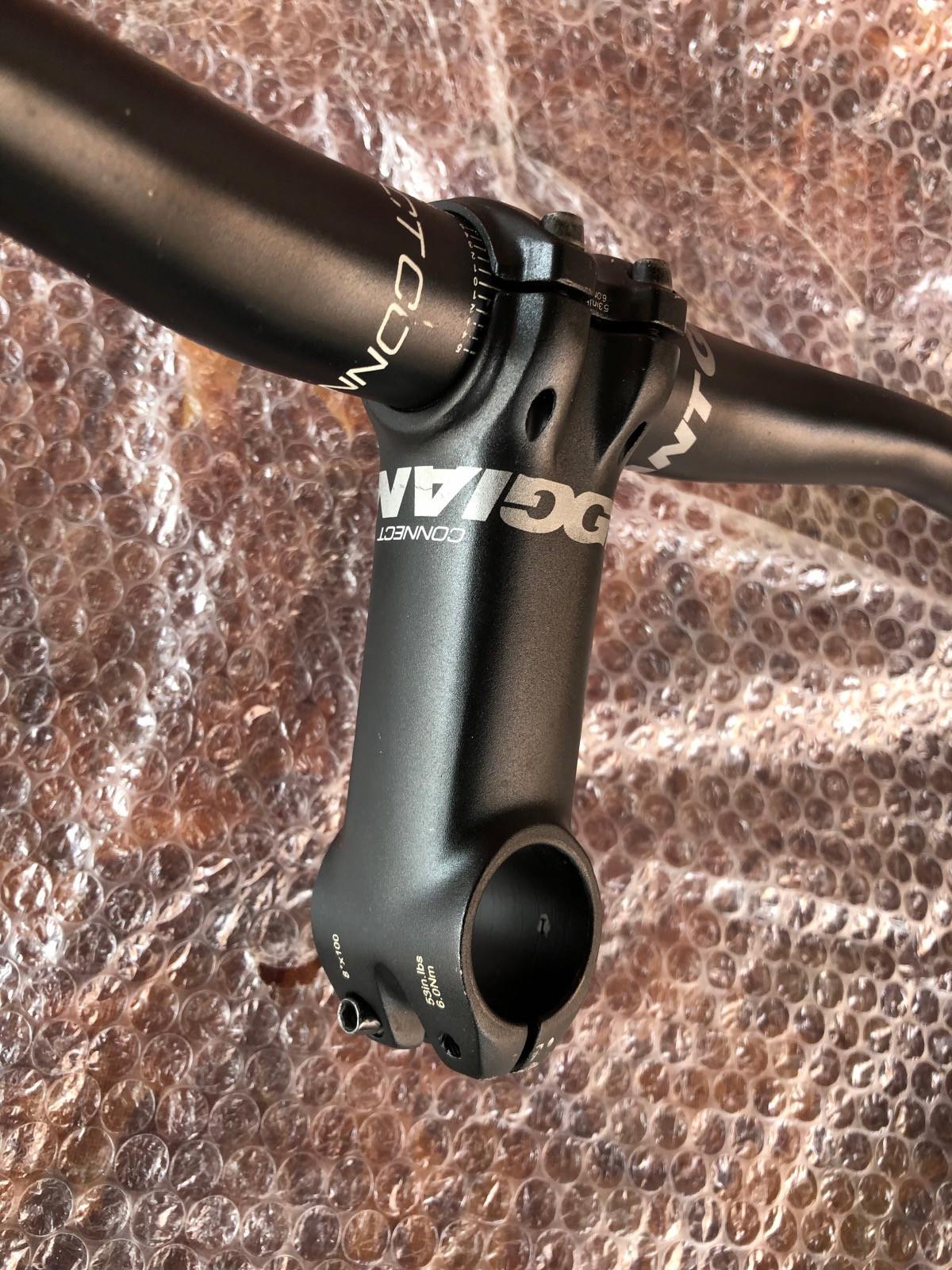 Giant 690mm bar with stem | Handlebars | Bike Hub