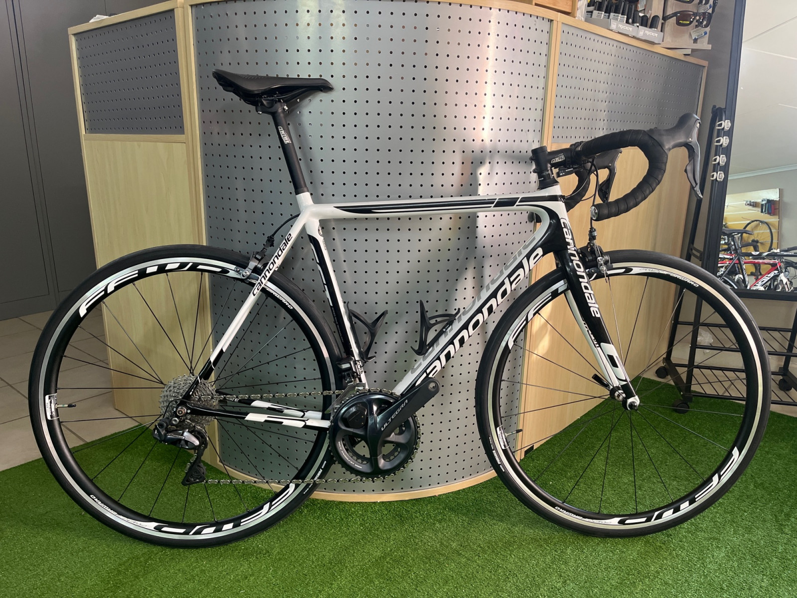 Cannondale Supersix EVO | Road Bikes | Bike Hub