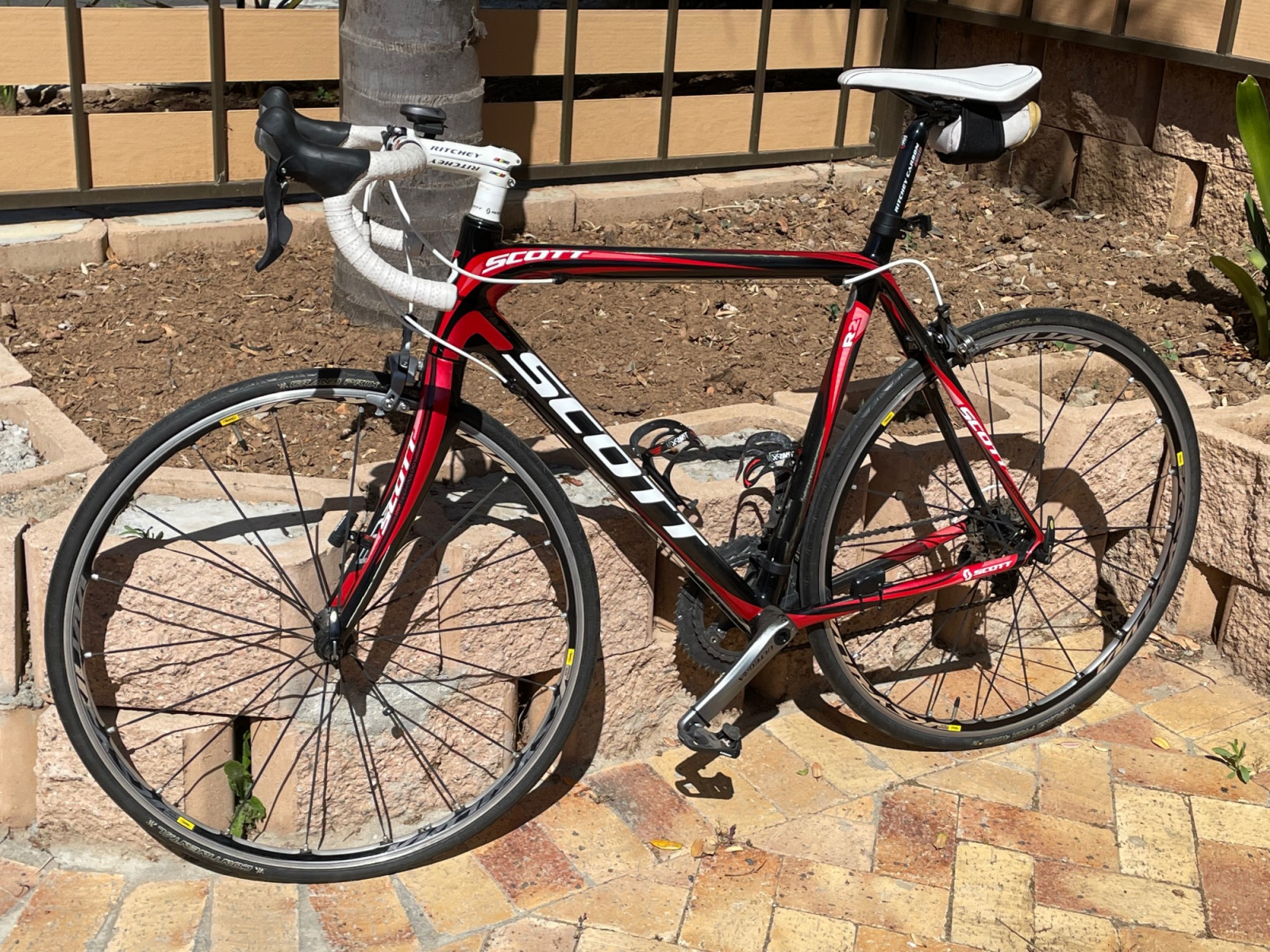 Scott R2 Addict full Carbon Road Bike | Road Bikes | Bike Hub