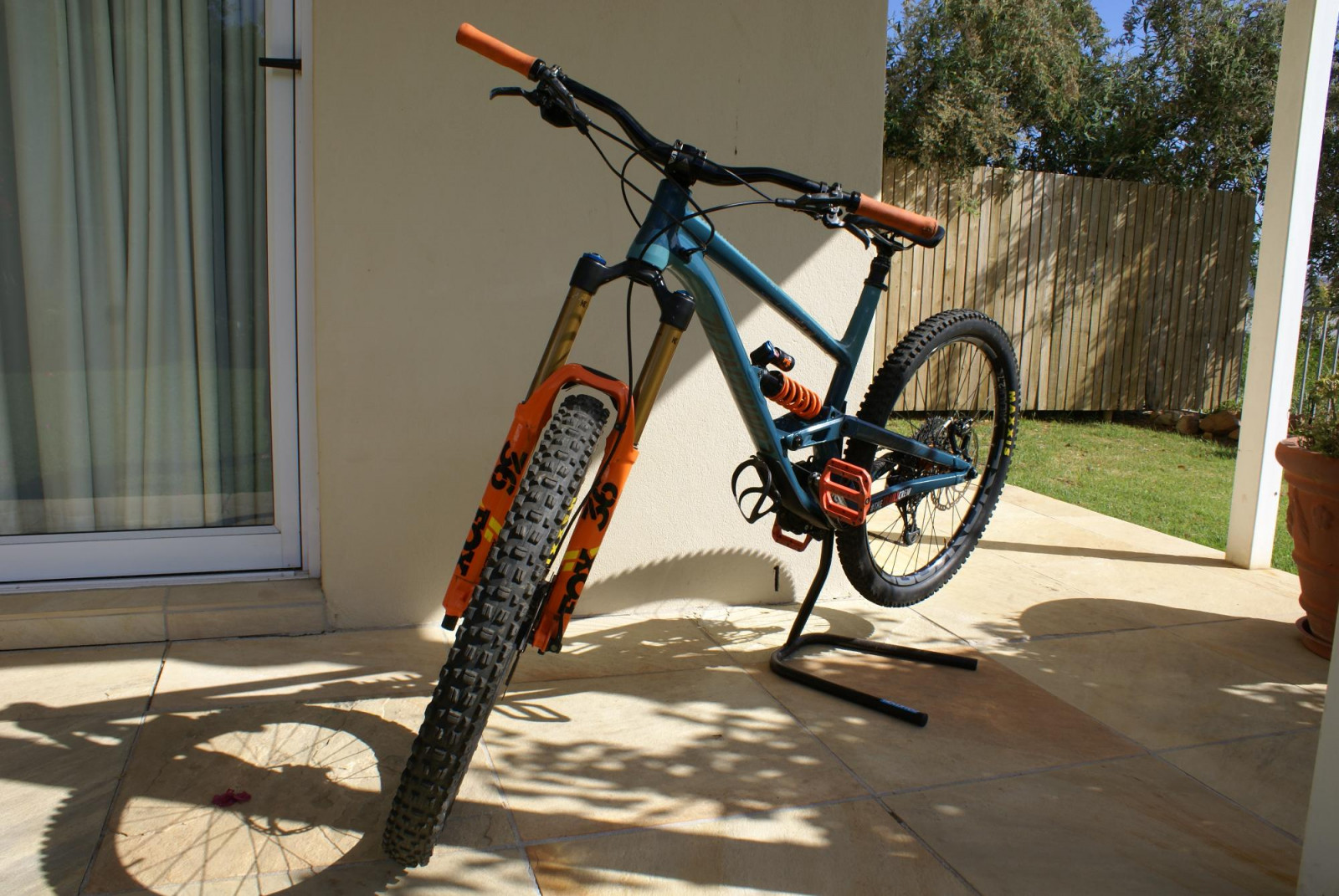 2019 Commencal Clash Signature | Dual Suspension Mountain Bikes | Bike Hub