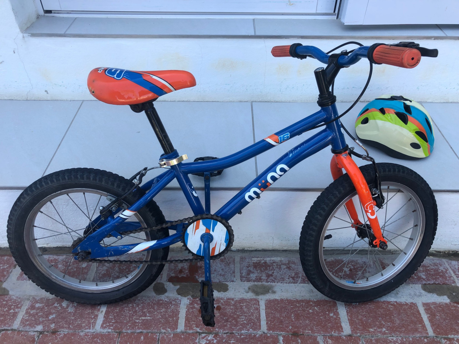 Muna Comp 16 with helmet | Bike Hub