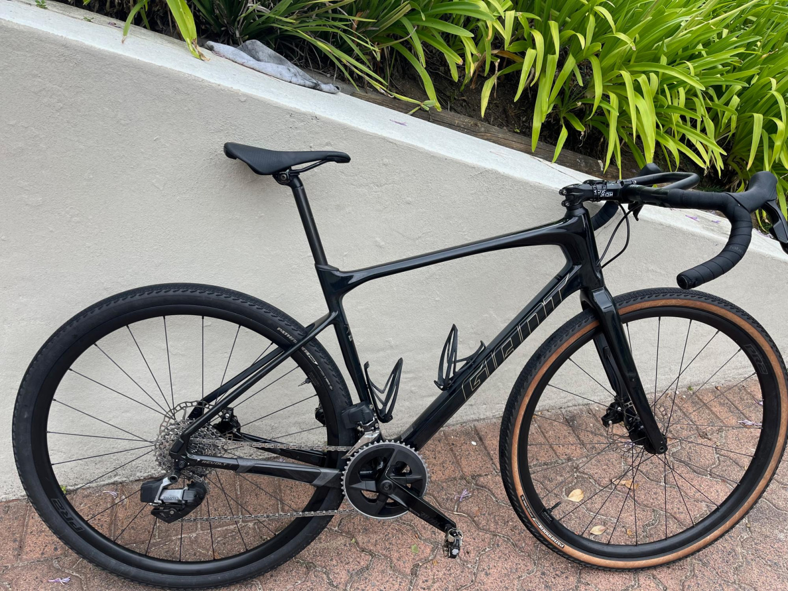 Giant Revolt Advanced Pro, SRAM AXS Rival | Gravel Bikes | Bike Hub