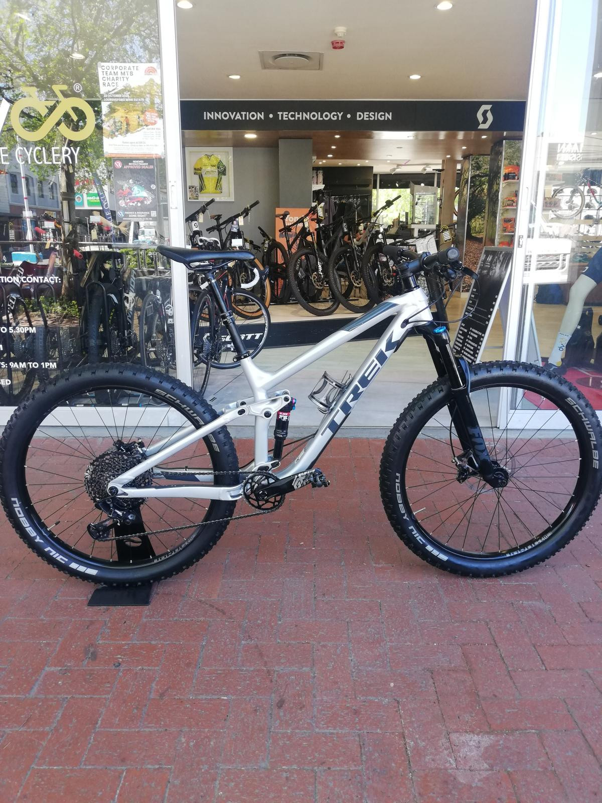 TREK TOP FUEL EX8 | Dual Suspension Mountain Bikes | Bike Hub