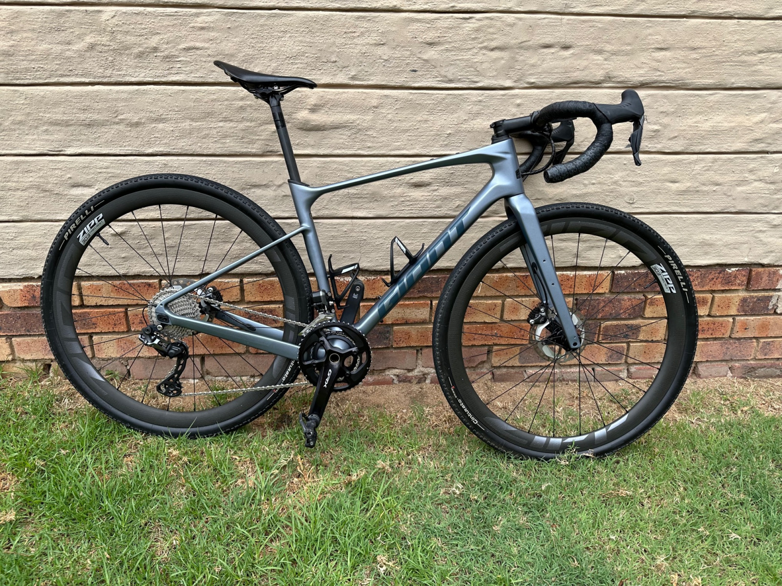 2022 Giant Revolt ADV 0 with GRX Di2 | Gravel Bikes | Bike Hub