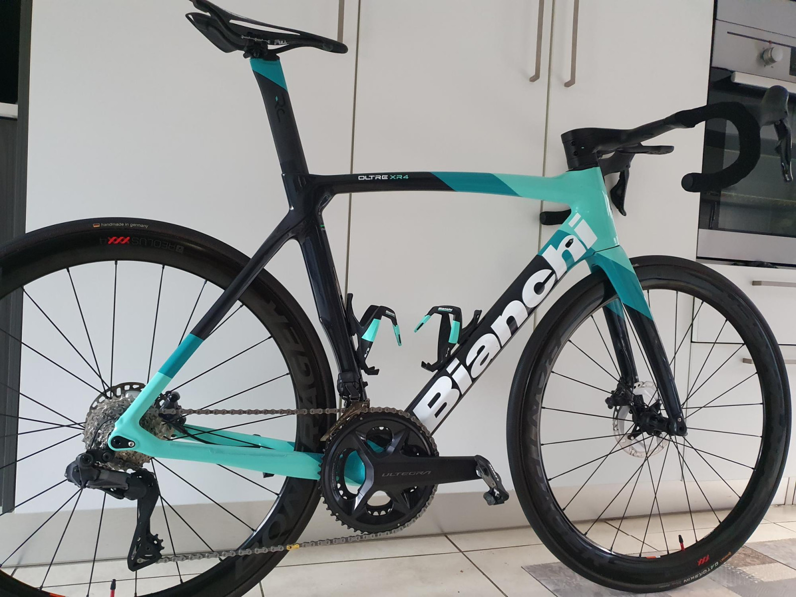 Bianchi Oltre XR4 Di2 Disc | Road Bikes | Bike Hub