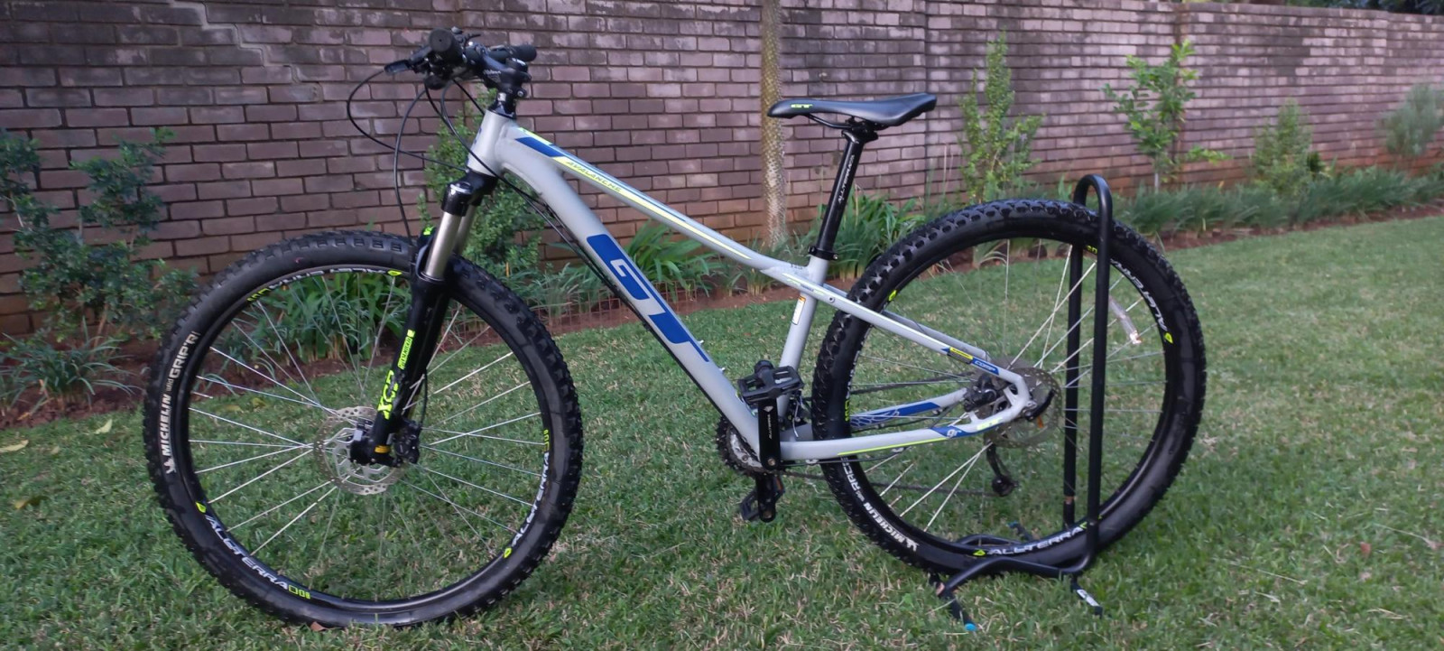 GT Avalanche Comp 29 S 2018 | Hardtail Mountain Bikes | Bike Hub