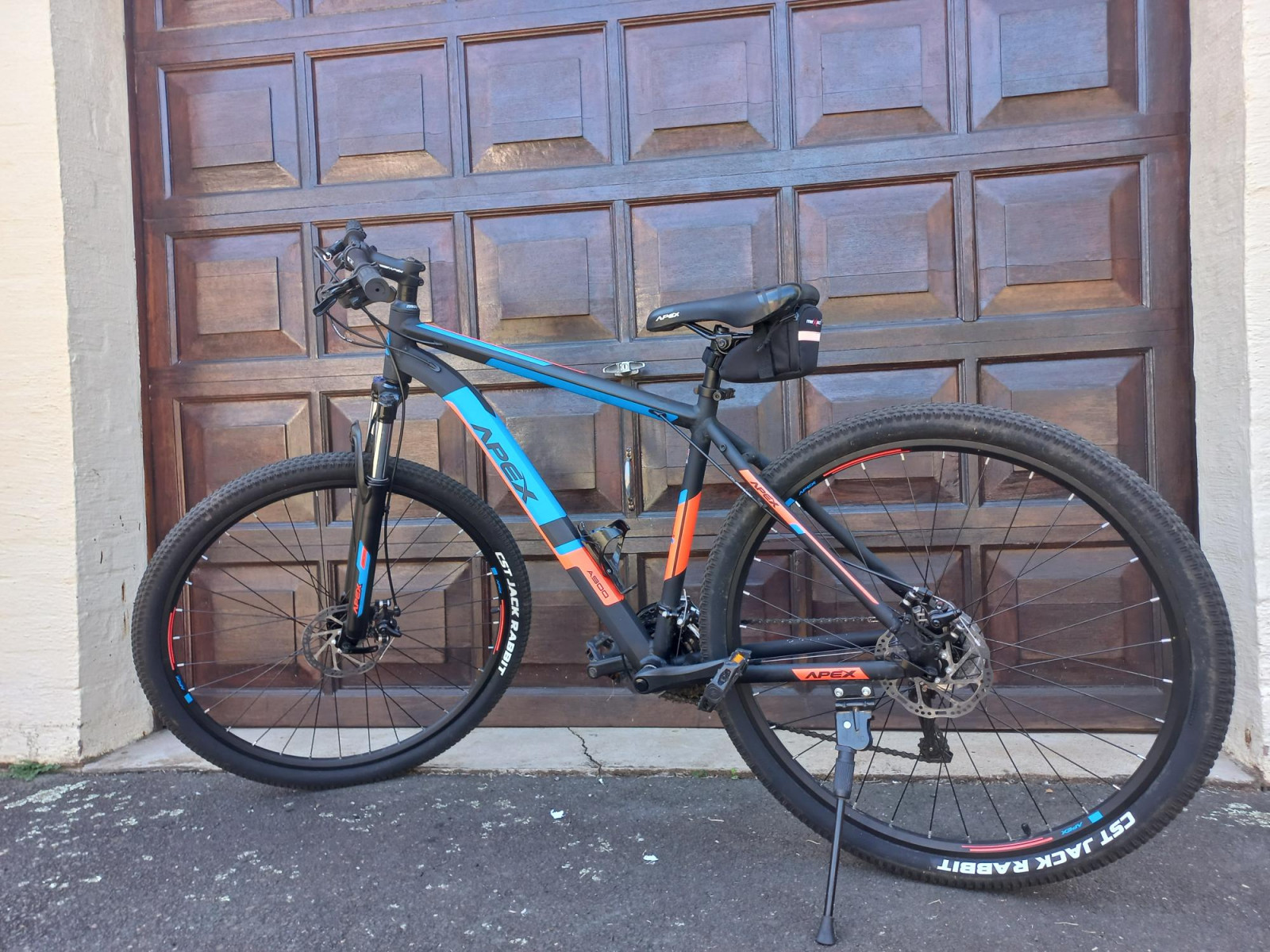 Apex A900 (L) Black / Orange | Bike Hub