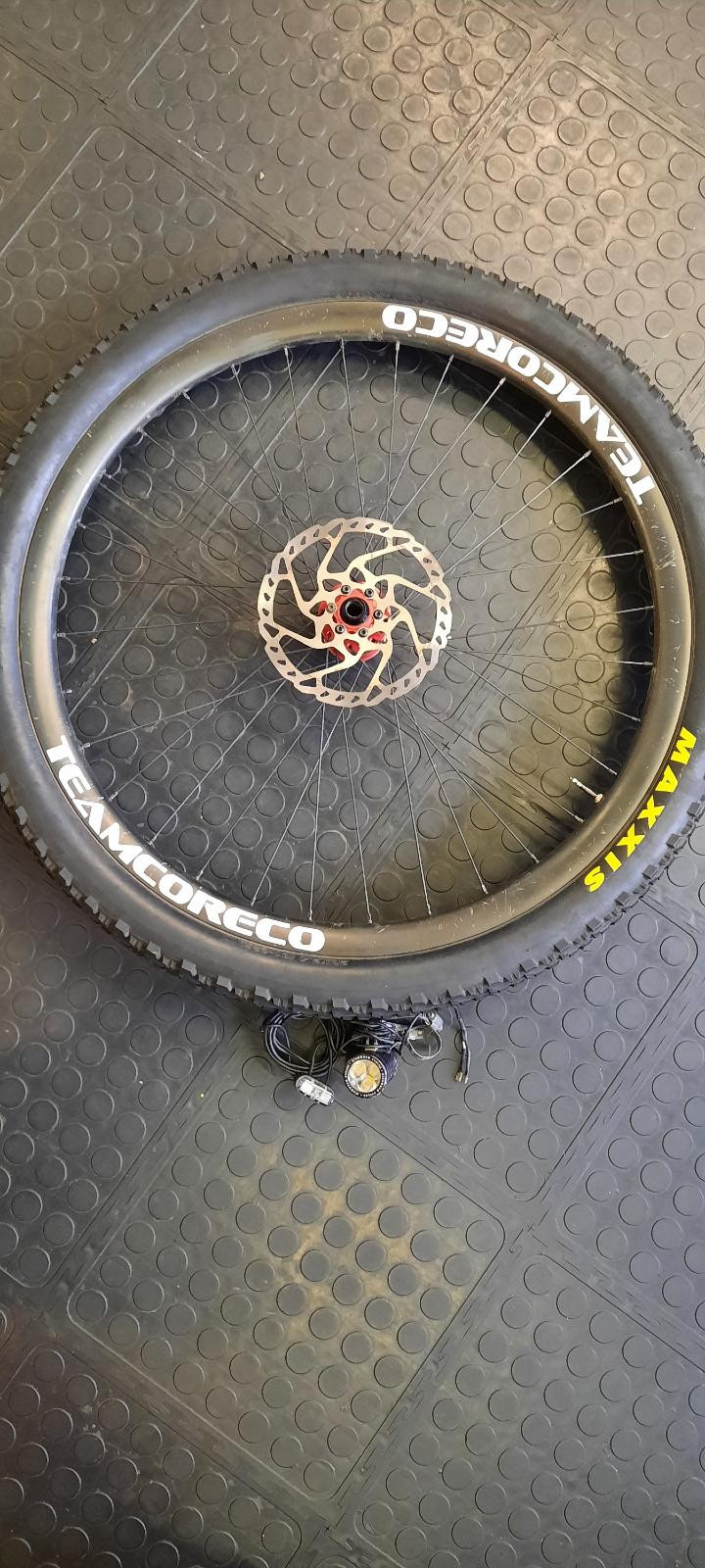 Carbon Wheel with dynamo hub and lights | Bike Hub