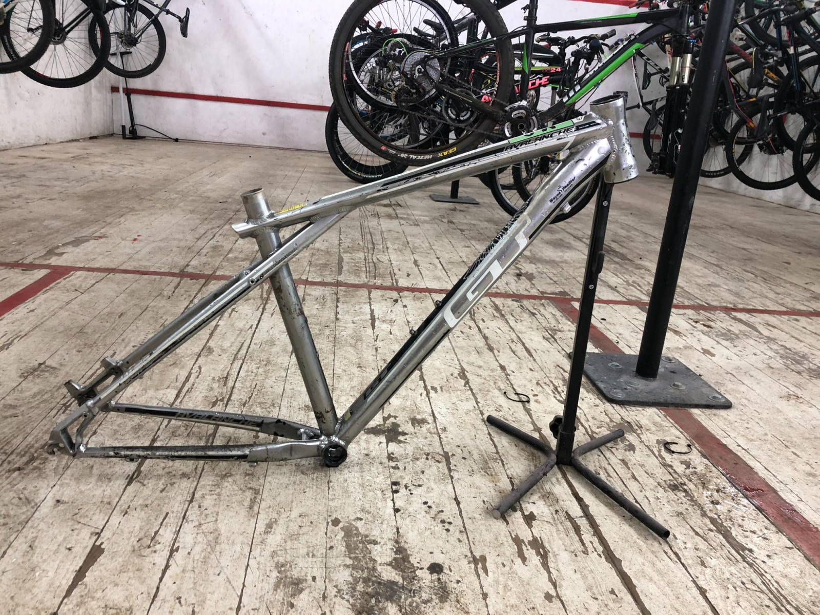 GT Avalanche 3.0 Silver - Hardtail frames | Hardtail Mountain Bike ...