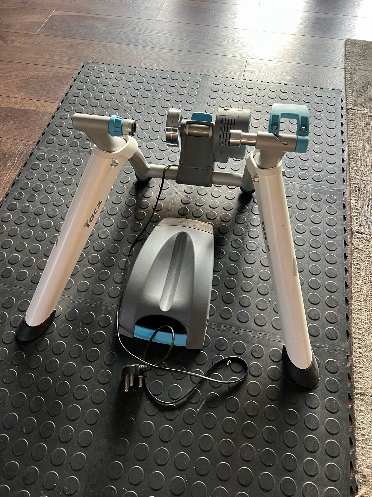 Tacx Flow Smart Trainer with 700C Training Tyre | Indoor Trainers ...