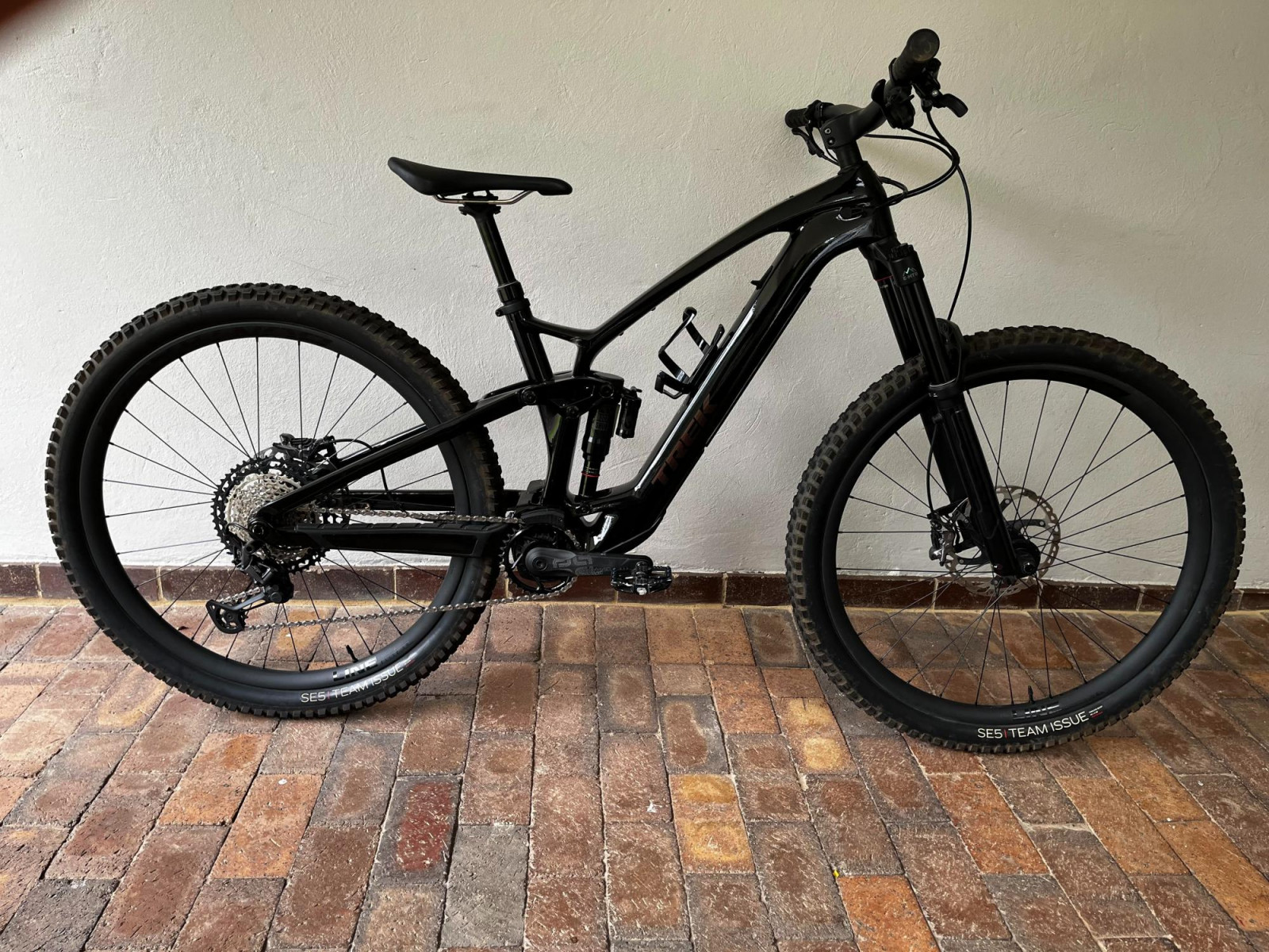 Trek Fuel ExE 9.8 XT-Medium | Dual Suspension Mountain E-Bikes | Bike Hub