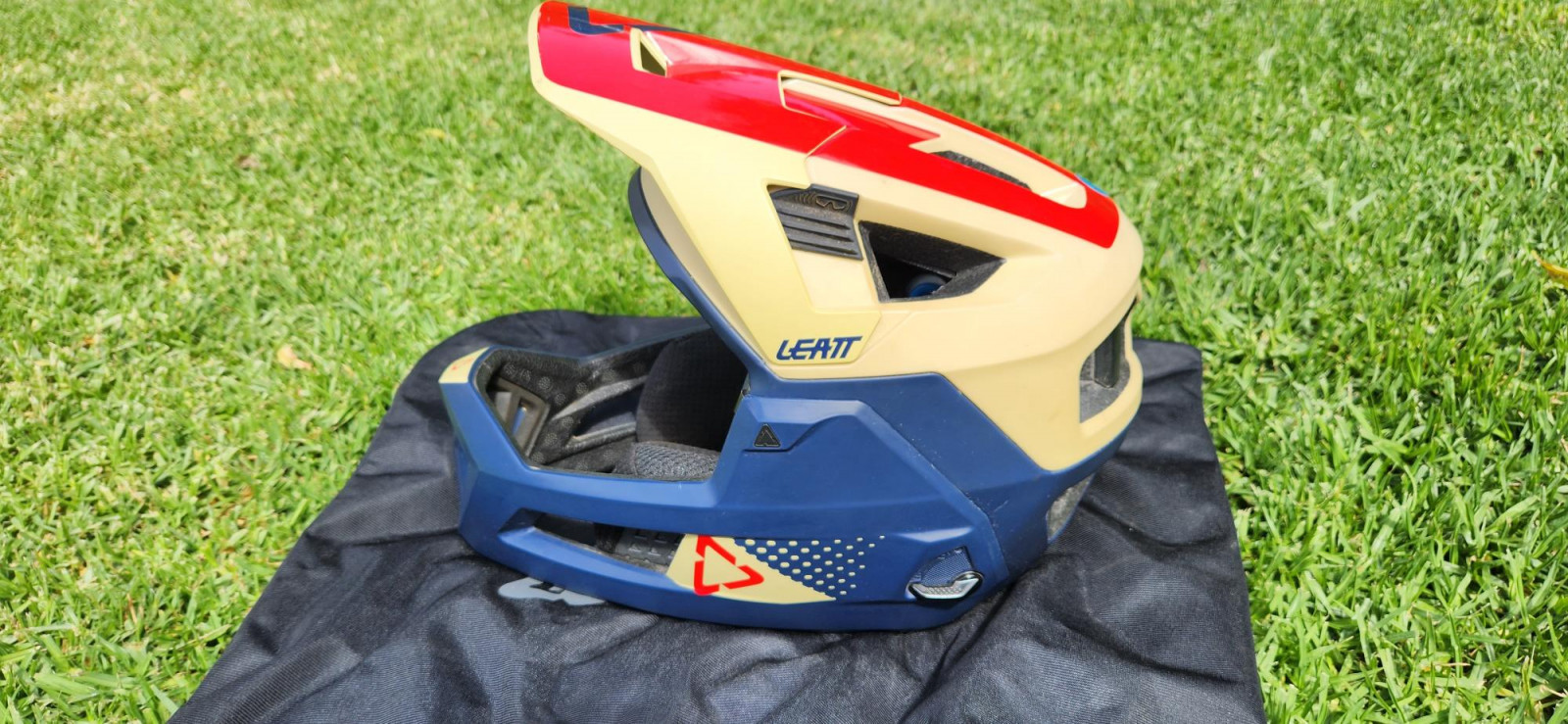 Leatt DBX 4.0 Enduro helmet Medium | Helmets | Bike Hub