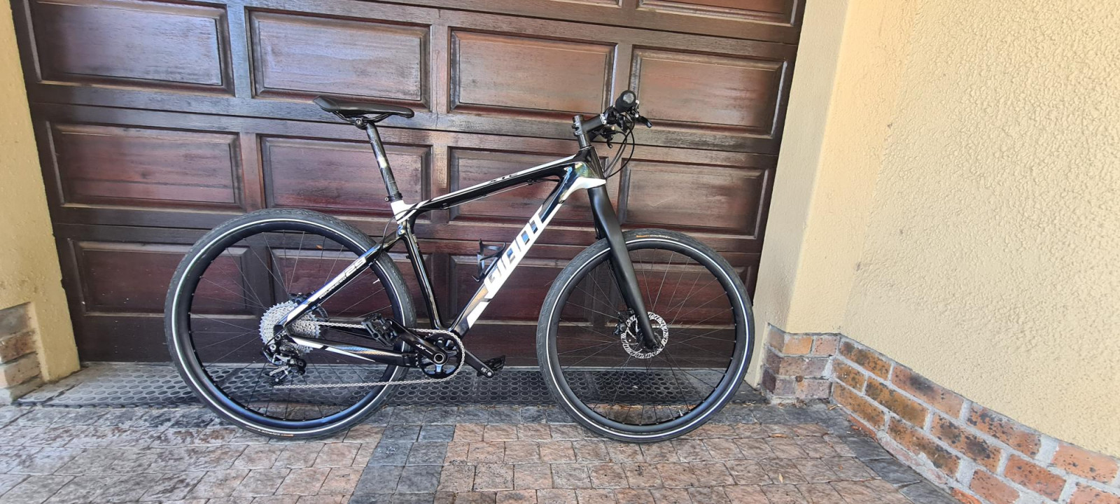 Carbon Giant Commute and gravel bike | Hardtail Mountain Bikes | Bike Hub