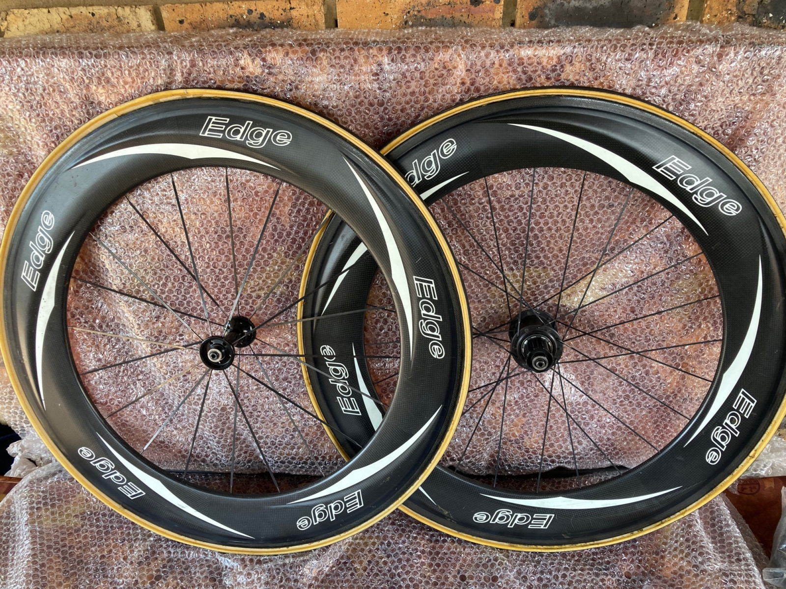 Edge carbon wheelset - Powerhub rear hub | Road Bike Wheels | Bike Hub