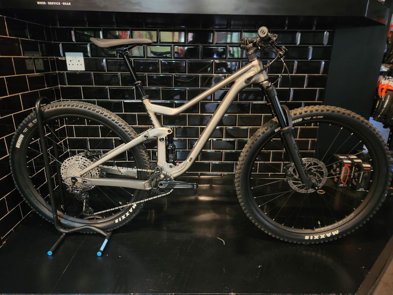 Scott Genius 940 | Dual Suspension Mountain Bikes | Bike Hub