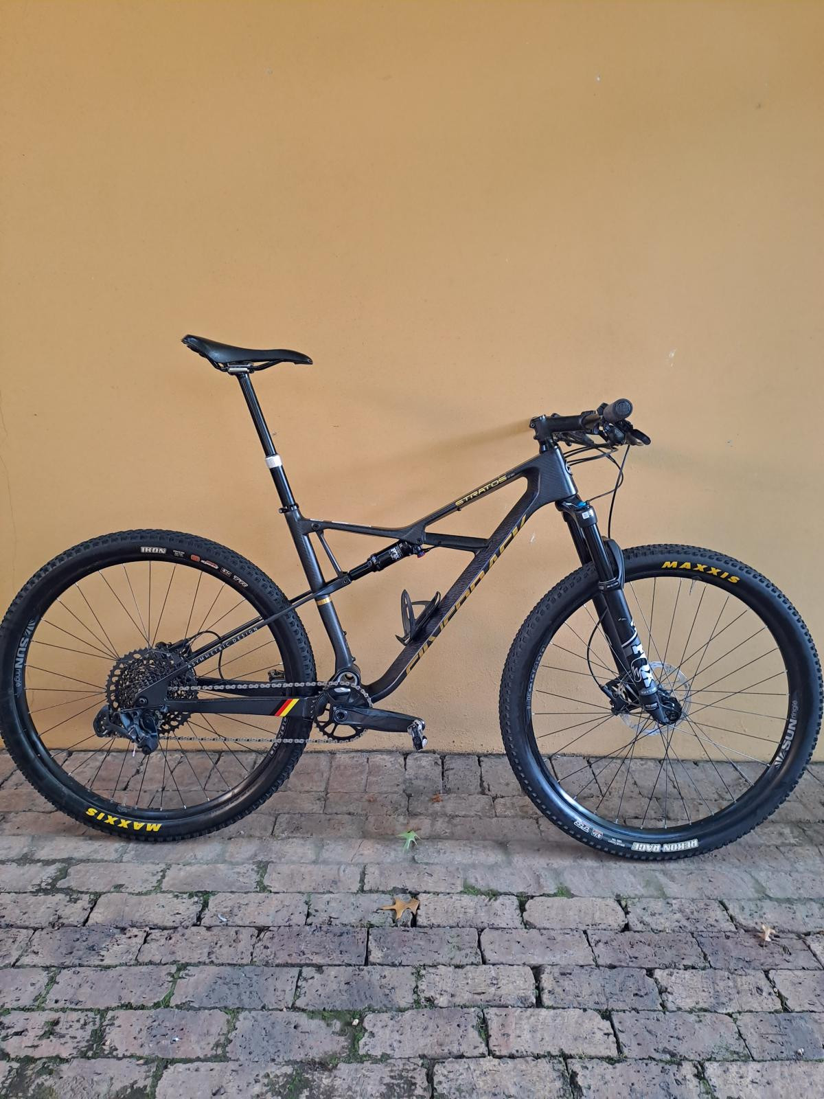 Silverback Stratos Pro Carbon | Dual Suspension Mountain Bikes | Bike Hub