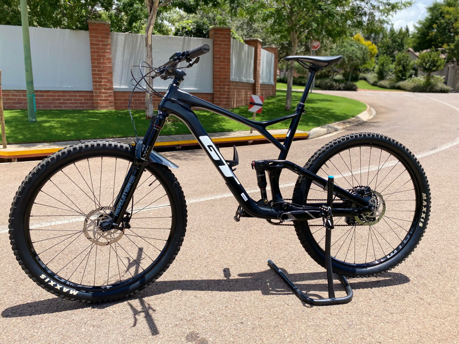 GT Sensor Carbon Elite | Dual Suspension Mountain Bikes | Bike Hub