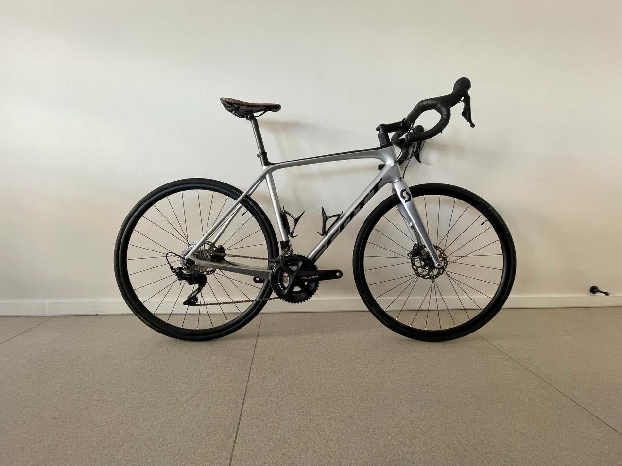 Scott Addict 20 2020 Medium | Road Bikes | Bike Hub