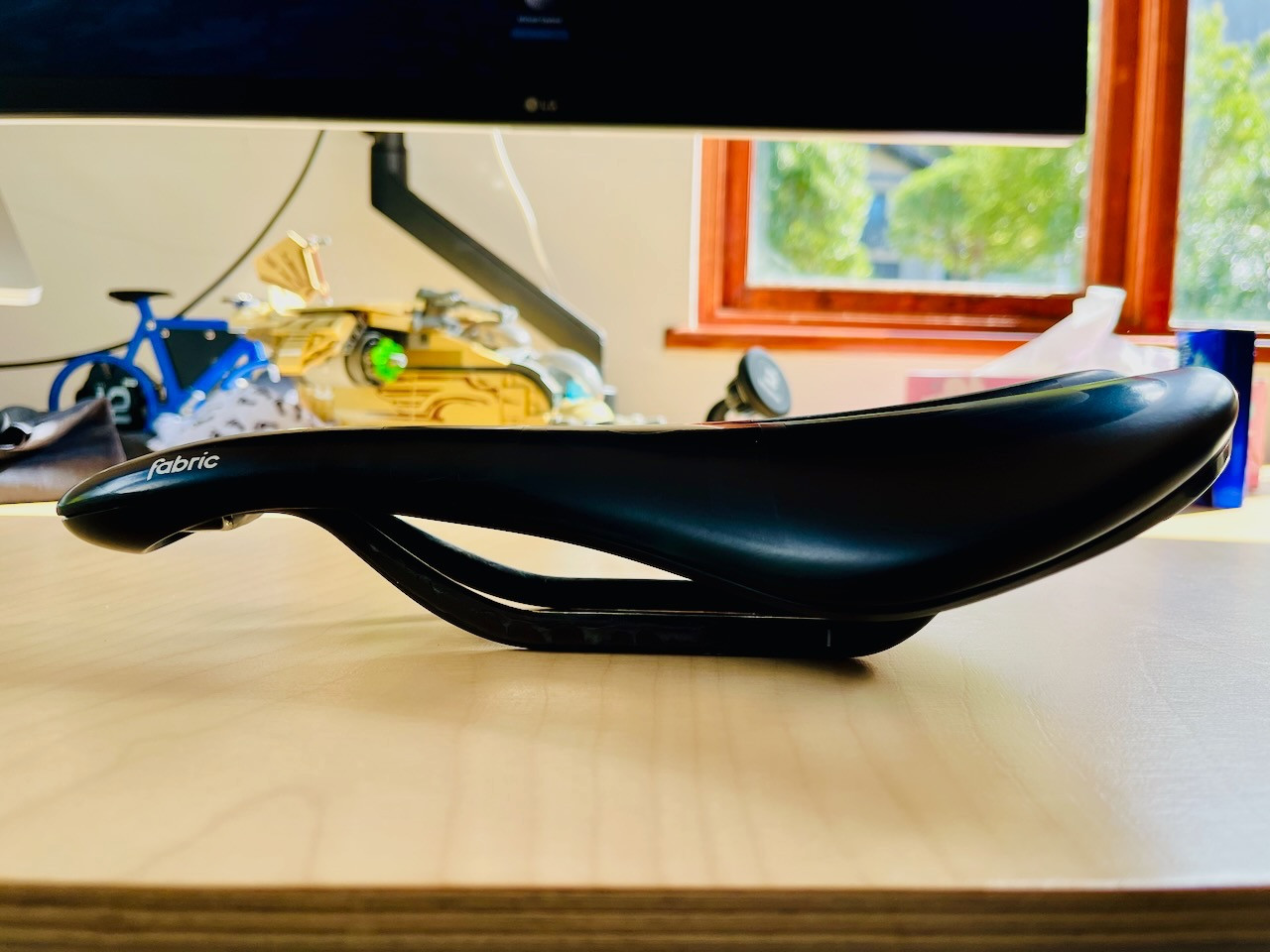 Fabric Ultimate Scoop Shallow Carbon Saddle 142mm | Saddles | Bike Hub