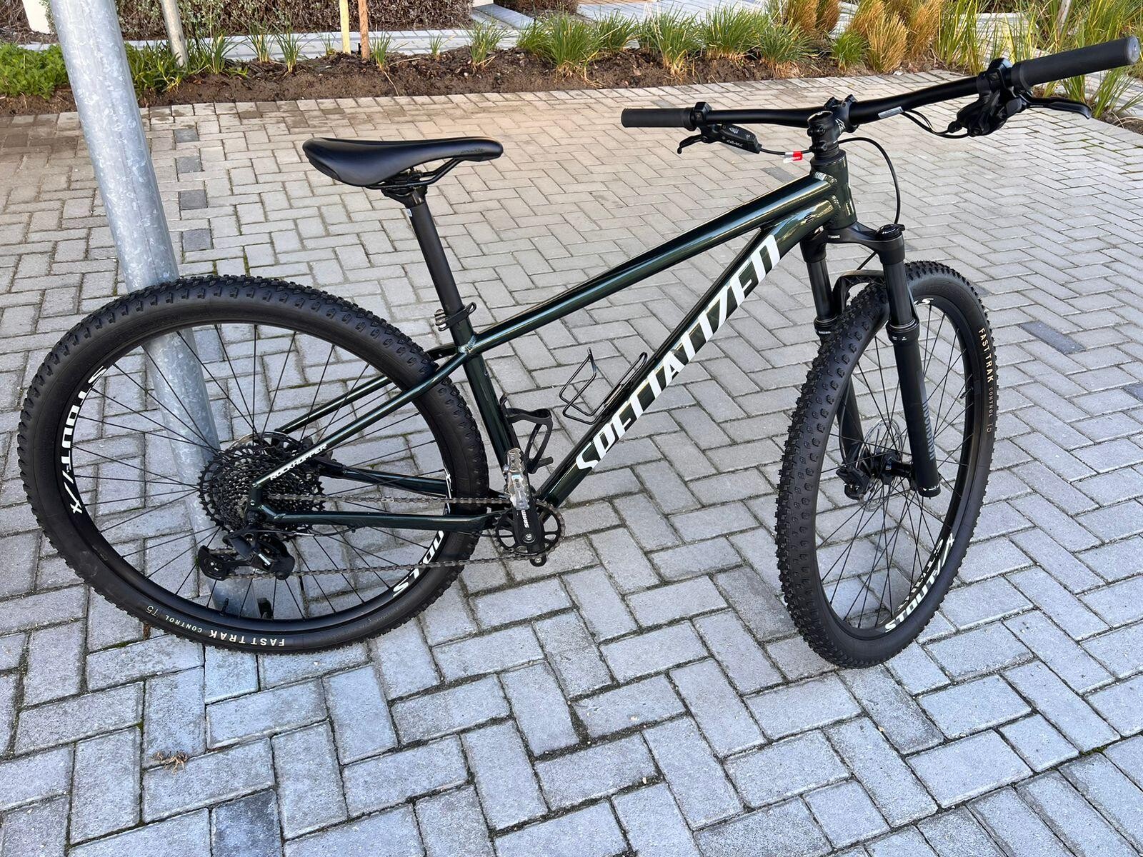 Specialized Rockhopper Expert 29" | Hardtail Mountain Bikes | Bike Hub