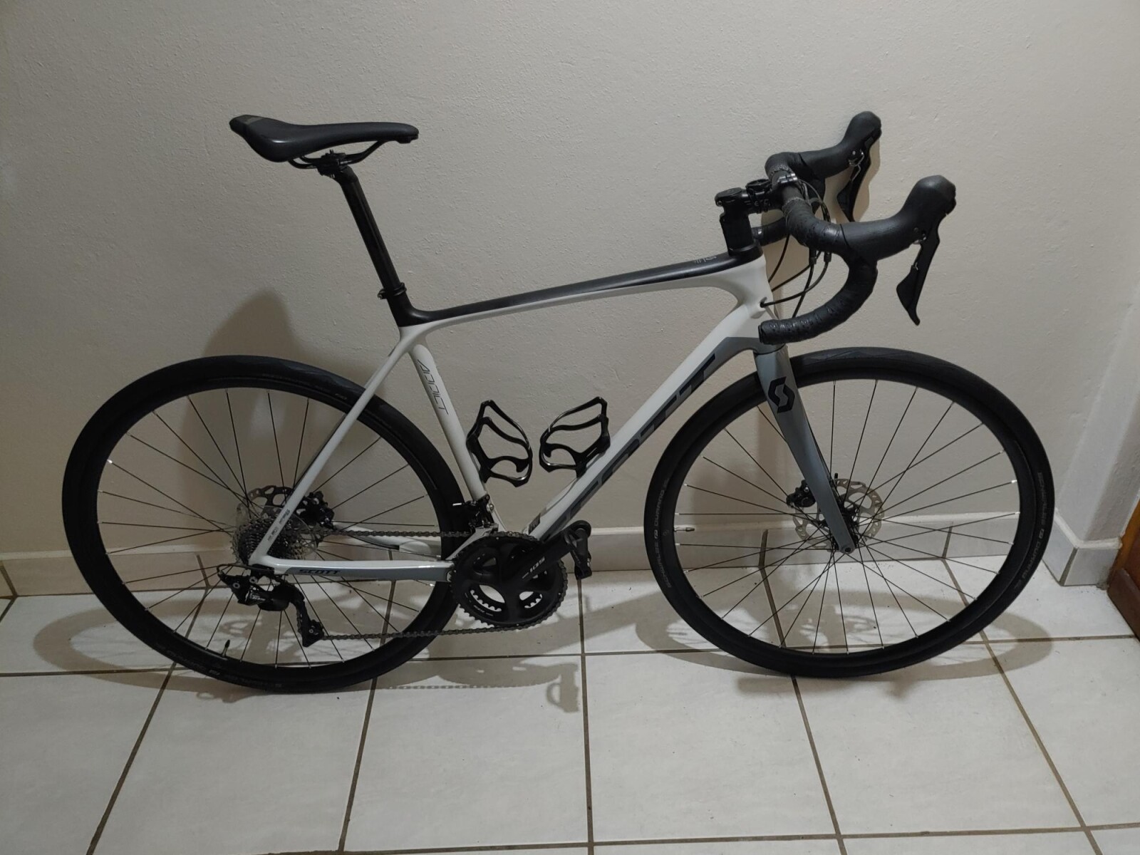 Scott Addict 2.0 Disc | Road Bikes | Bike Hub