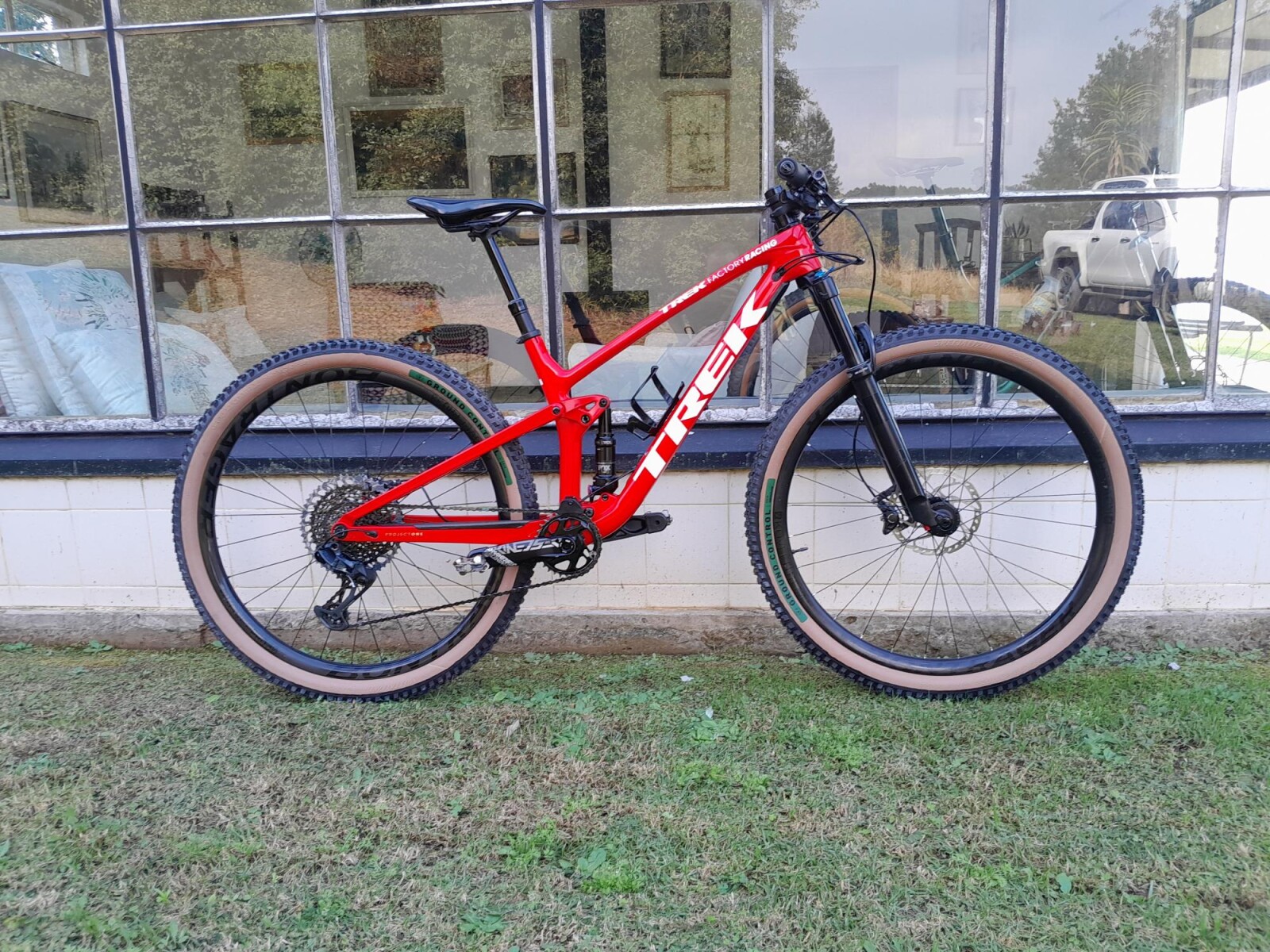Trek Top Fuel 9.8 AXS Carbon | Dual Suspension Mountain Bikes | Bike Hub