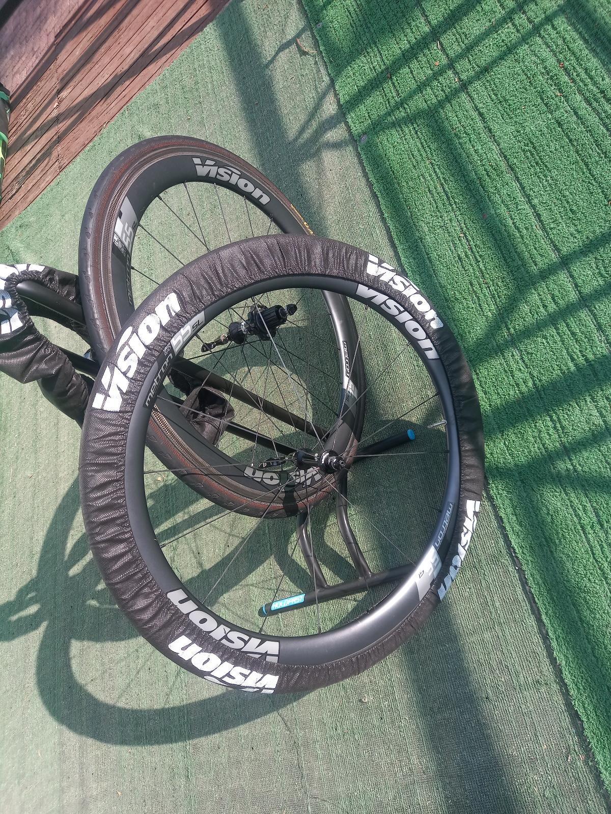 Vision Metron 55SL TLR carbon fibre wheelset | Road Bike Wheels | Bike Hub