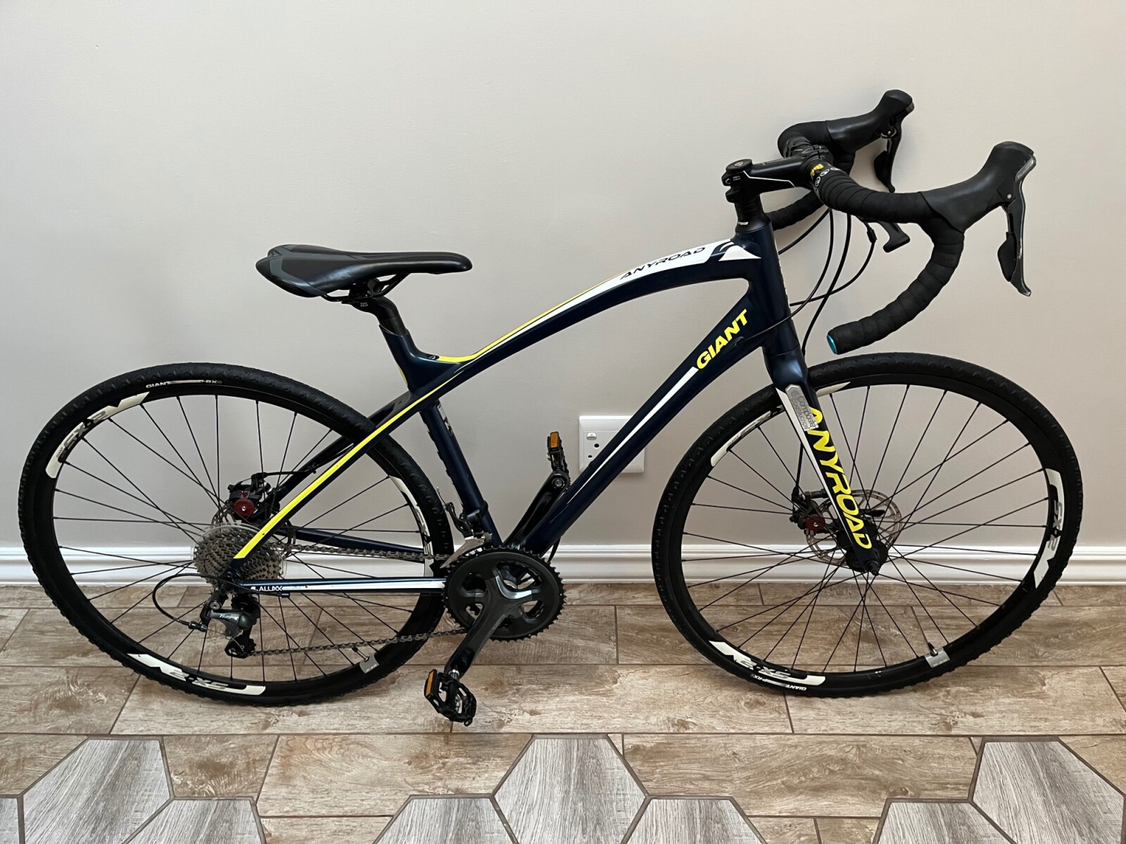 Giant Anyroad Gravel Bike (Medium) - REDUCED | Gravel Bikes | Bike Hub