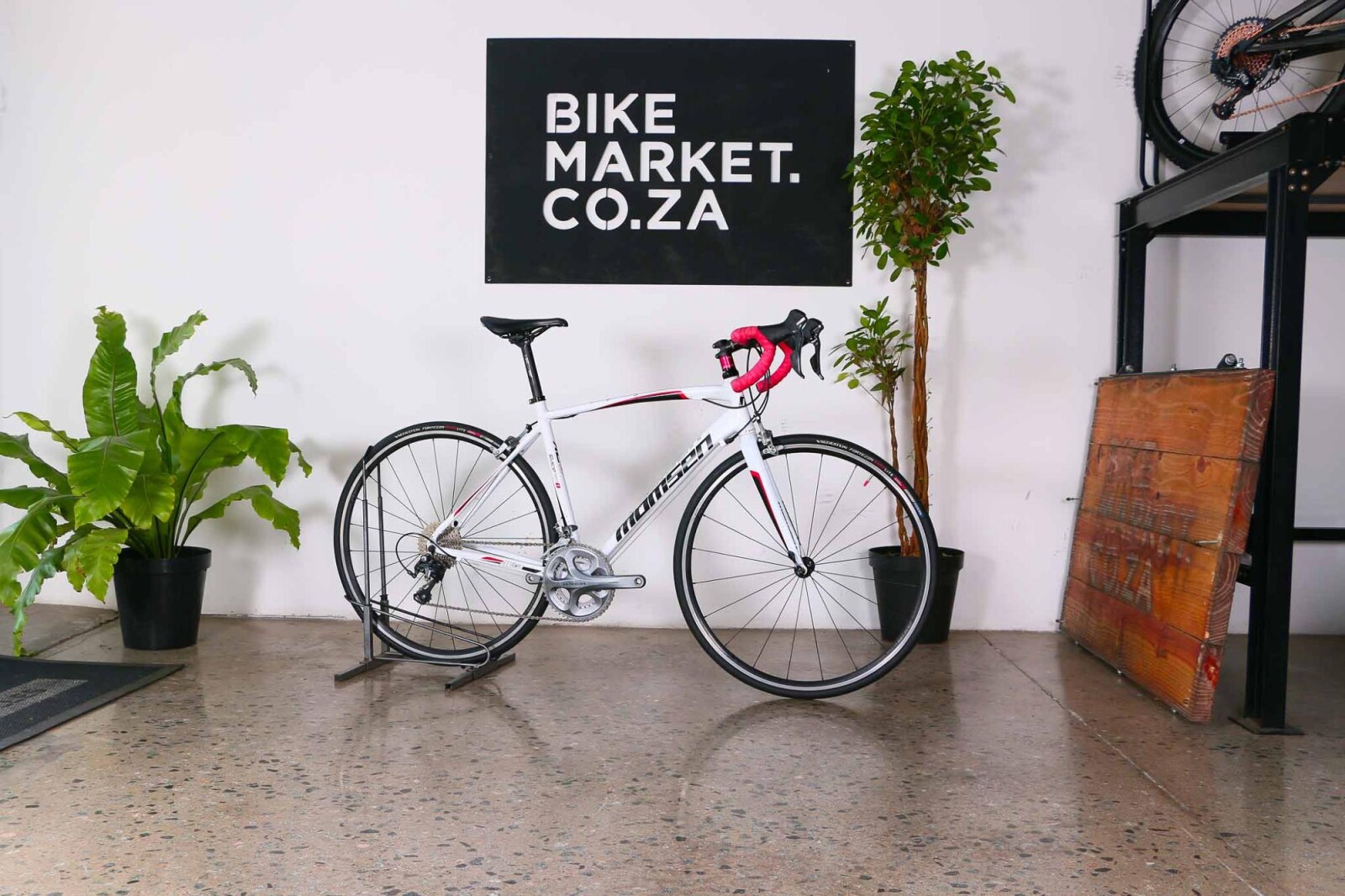 Pre-Owned Momsen Race Tech (54cm) BM9691 (2015) | Road Bikes | Bike Hub