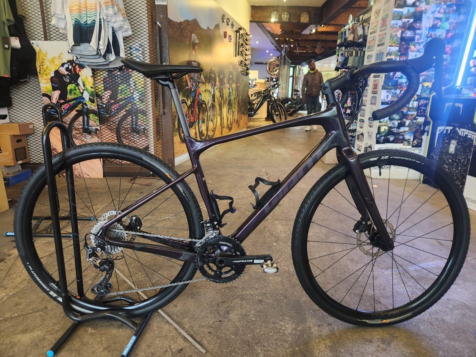 Giant Revolt Advanced 2 | Gravel Bikes | Bike Hub