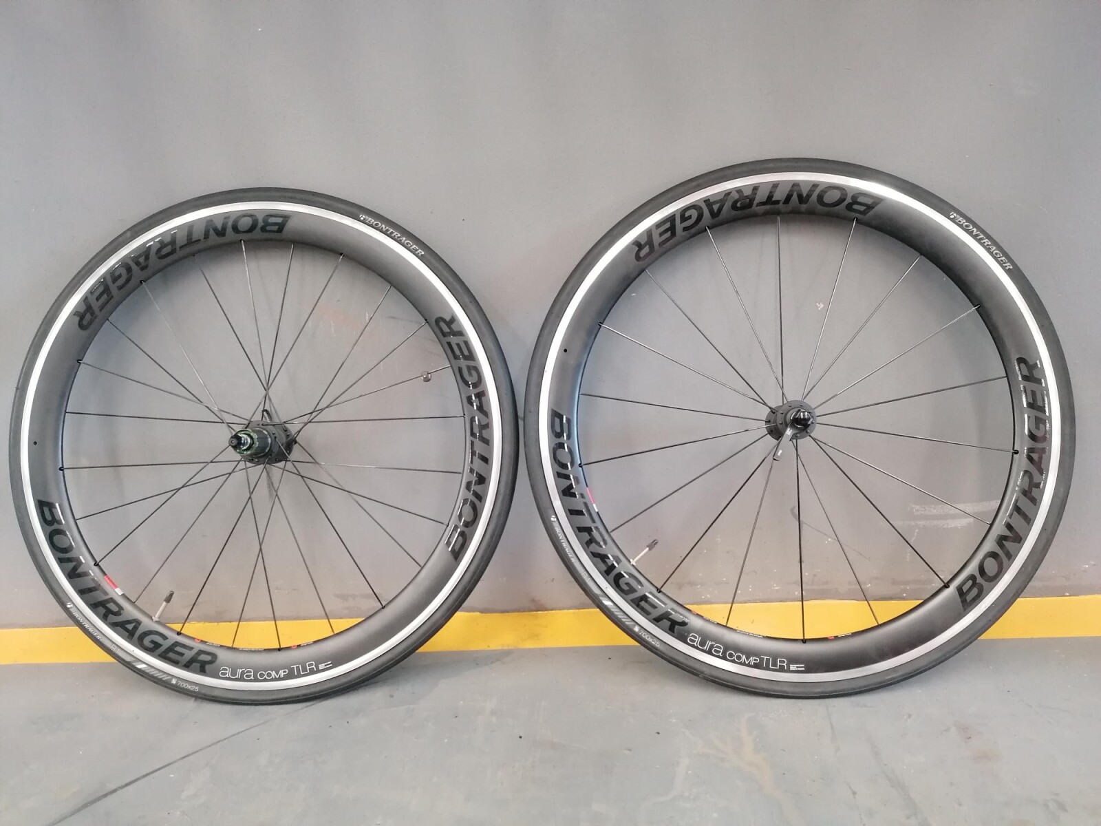 Bontrager Aura Comp TLR Wheel Set | Road Bike Wheels | Bike Hub