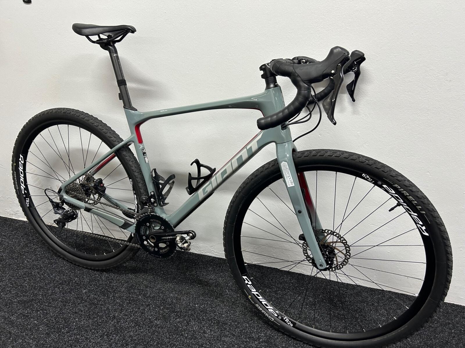 Giant Revolt Adv 2 carbon | Gravel Bikes | Bike Hub