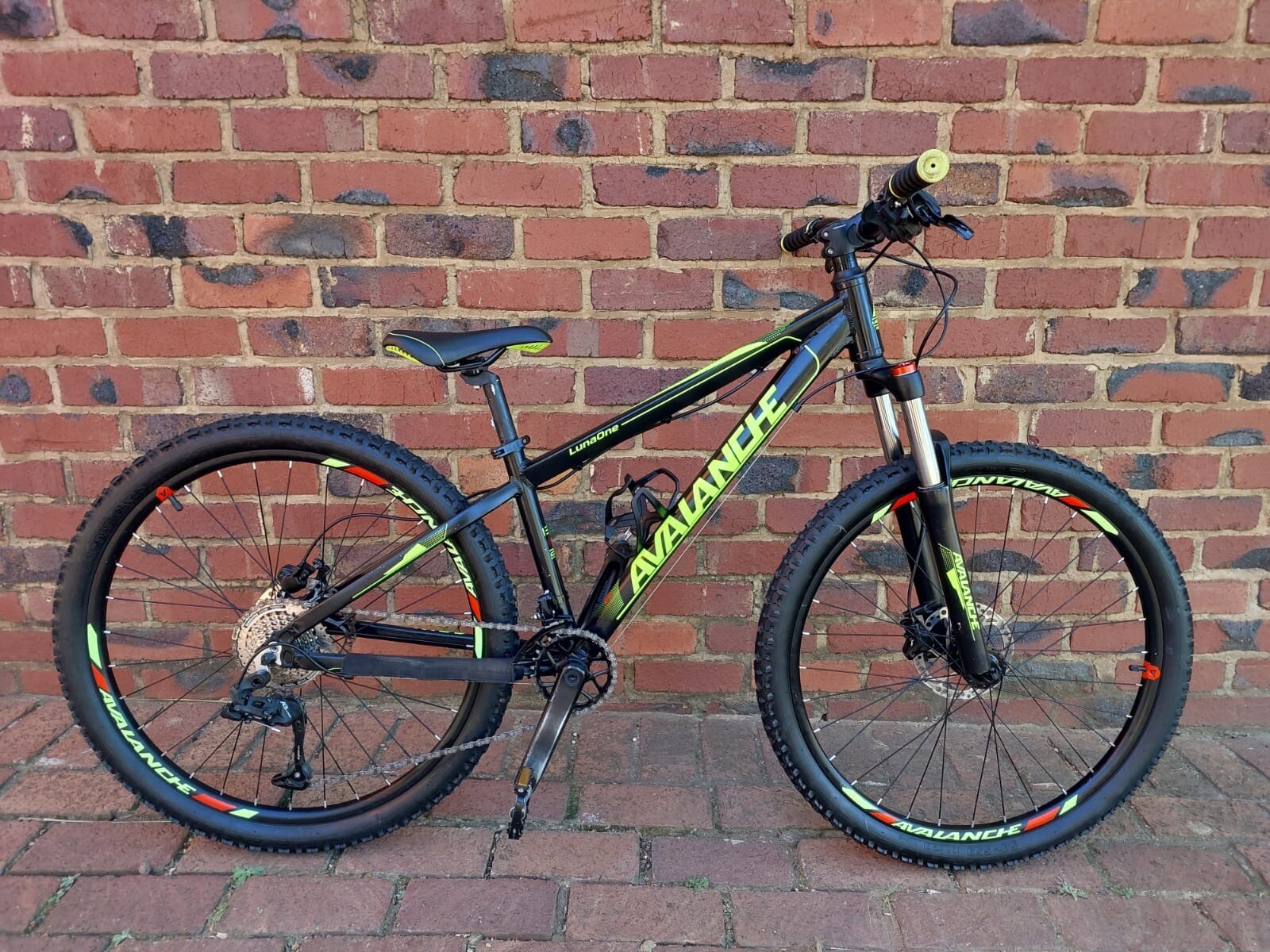 Avalanche Luna One 26inch 8 speed | Hardtail Mountain Bikes | Bike Hub