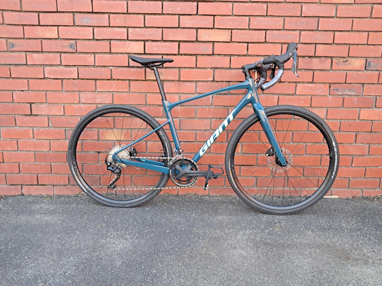 Giant Revolt 1 Deep Lake | Gravel Bikes | Bike Hub