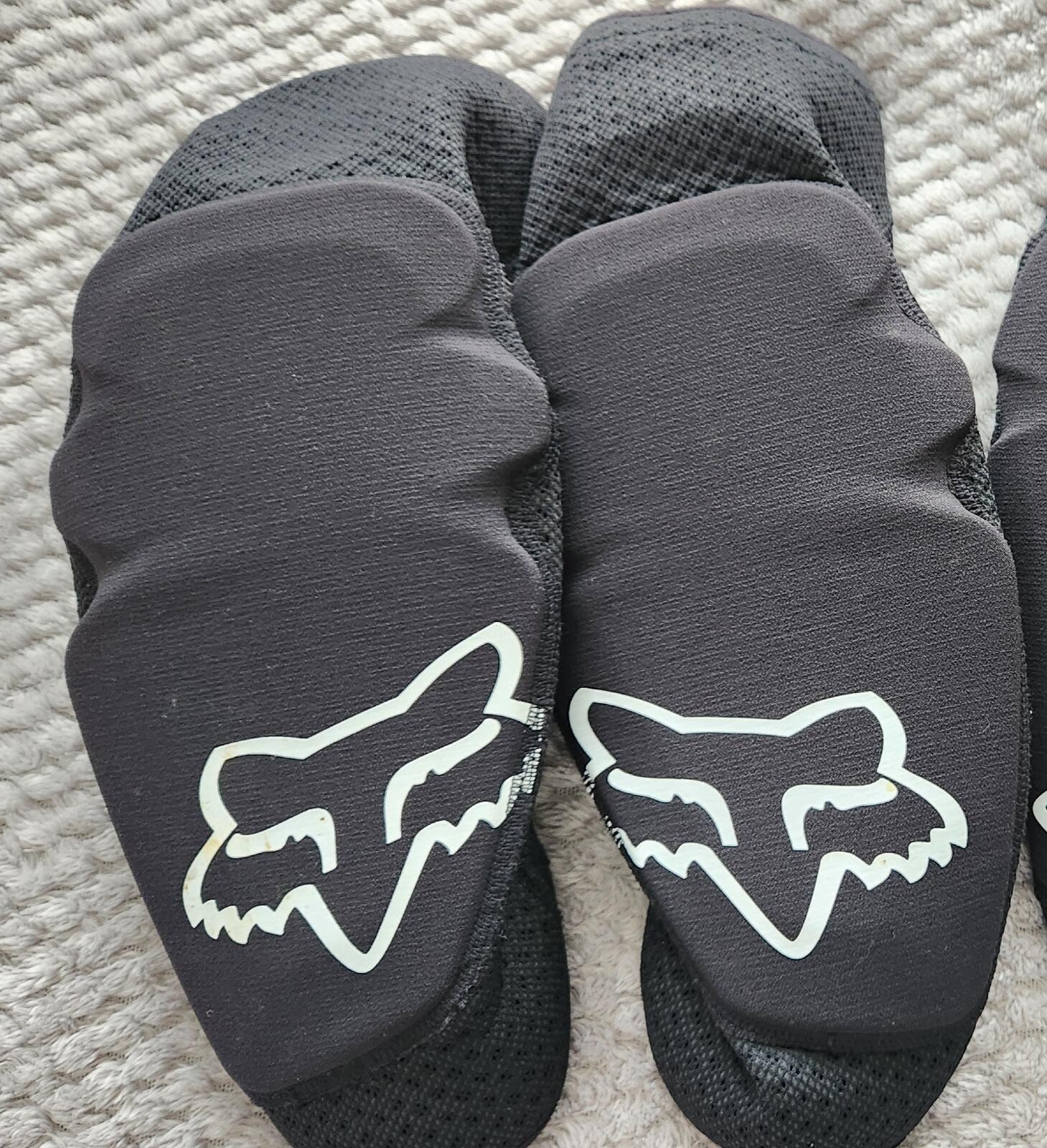 Fox Enduro Knee Pads | Protective Gear | Bike Hub