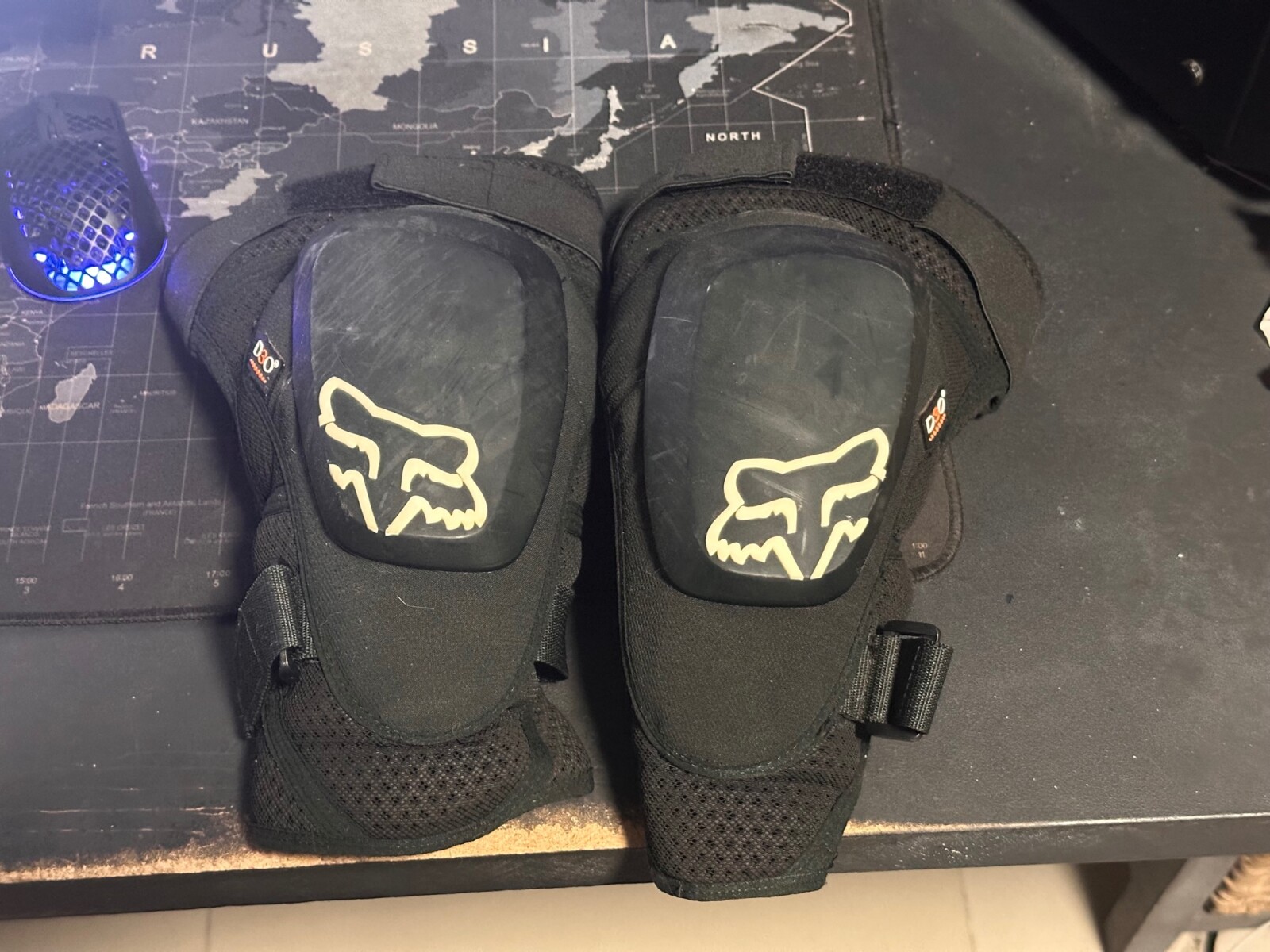 Fox Launch Pro D30 Knee Guards | Protective Gear | Bike Hub