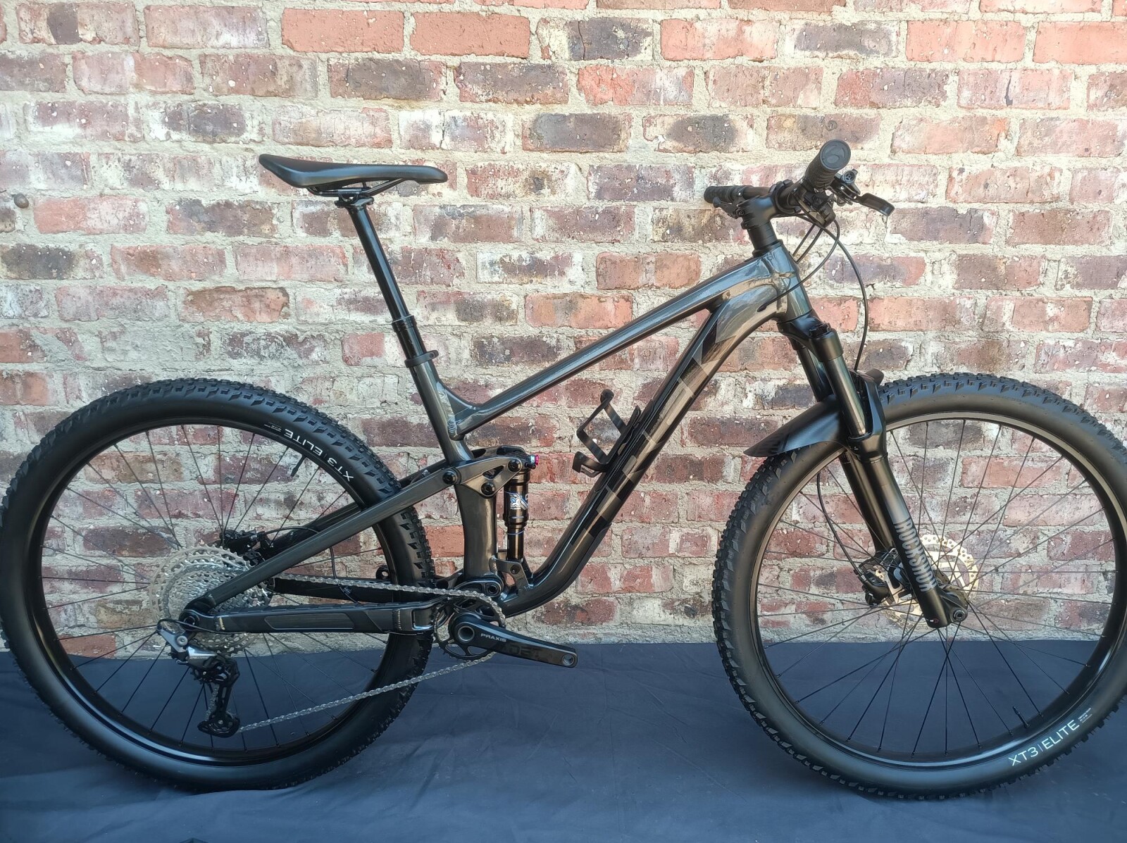 Trek Top Fuel 5 Large Spotless | Dual Suspension Mountain Bikes | Bike Hub