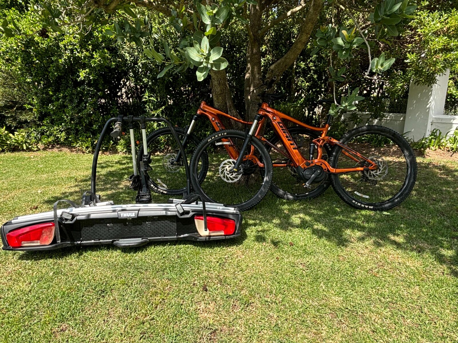 2 x 2022 GIANT STANCE E+2 29er AMBER + THULE Rack | Dual Suspension Mountain E-Bikes | Bike Hub